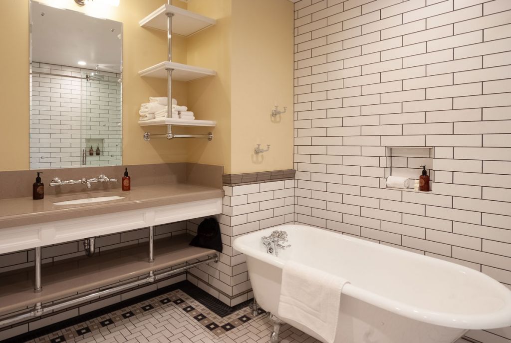 Mammoth-Clawfoot-Bathroom | Yellowstone National Park Lodges